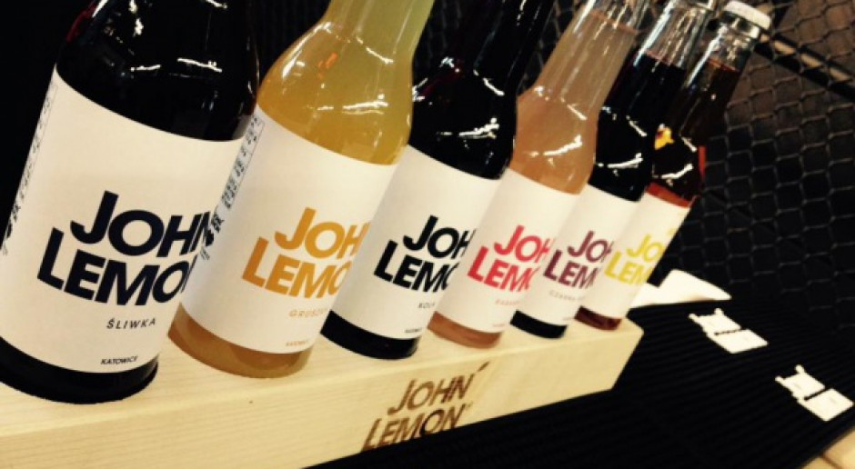 Przedsiębiorstwo produkujące napoje John Lemon zmienia nazwę firmy i ...