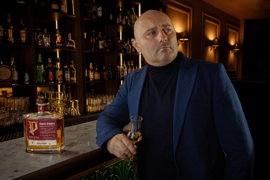 Znany raper z limitowaną edycją whisky. Do każdej butelki płyta gratis