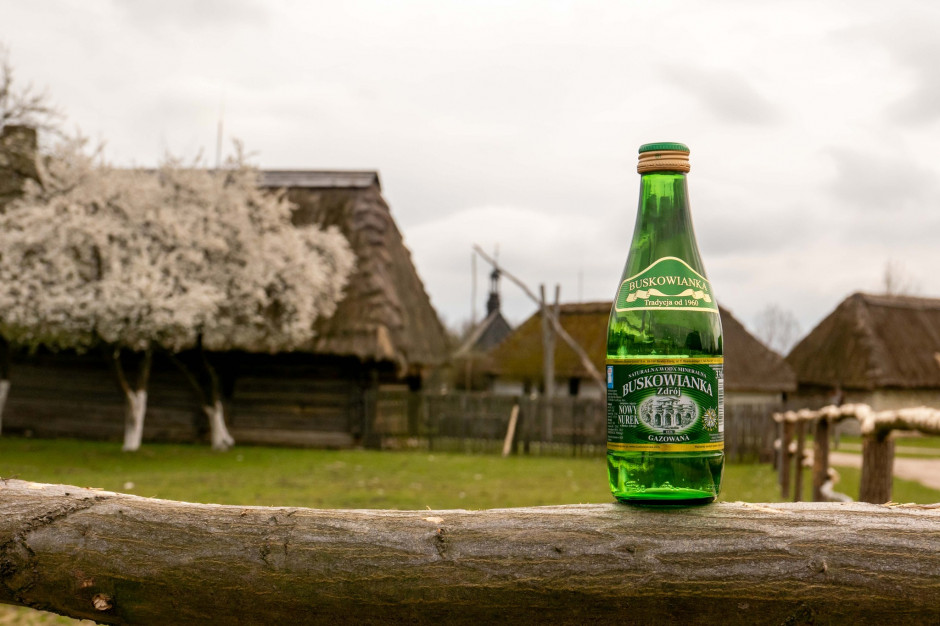 Producent znanej wody zbuduje nowy zakład. Pomoże rządowa agencja