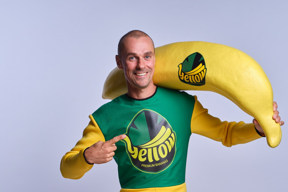 Czołowy polski skoczek narciarski reklamuje banany