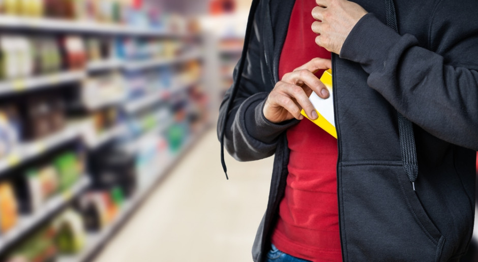 Sklepy zabezpieczają przed kradzieżą pojedyncze plasterki wędlin czy sera