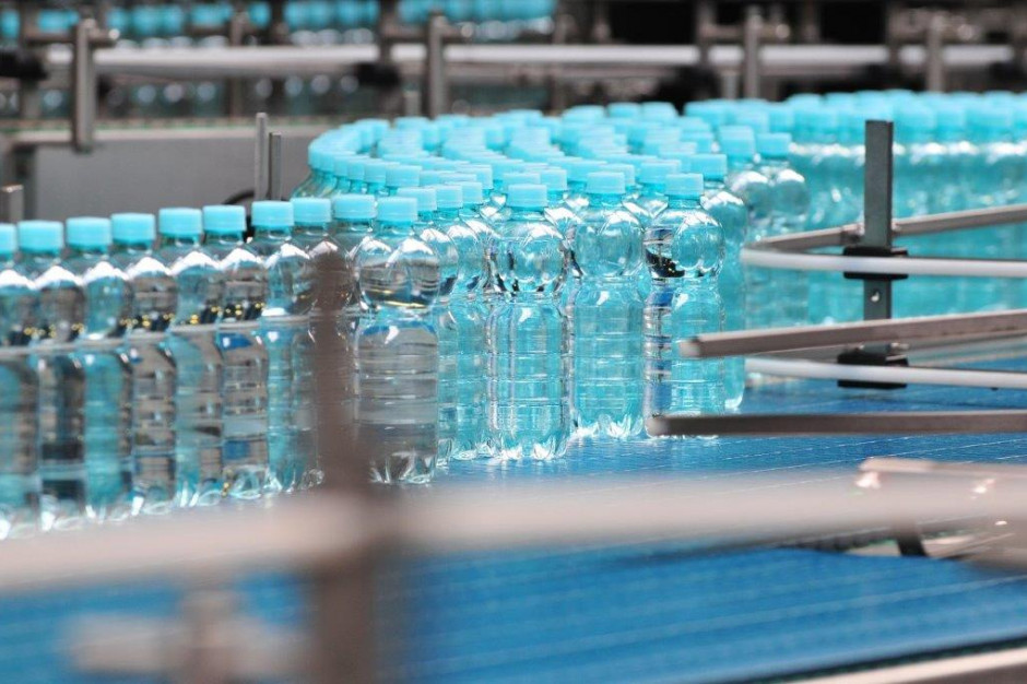 Duży producent wody planuje nowy zakład. Firma myśli też o przejęciach