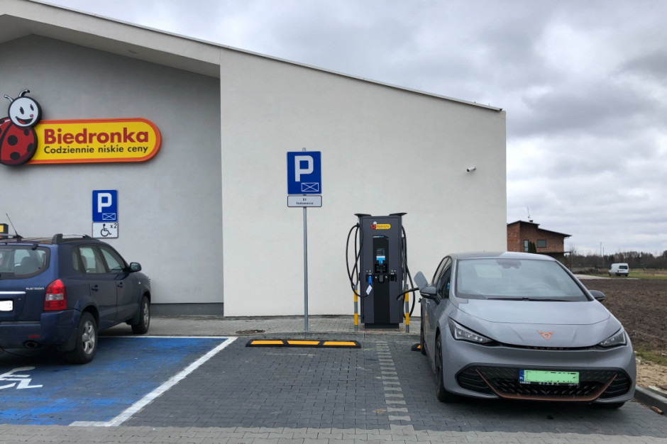 Biedronka inwestuje w stacje ładowania elektryków także na wsiach [MAPA]