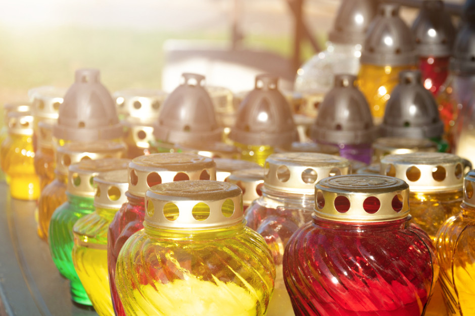 Tylko w ten dzień w Biedronce promocja na znicze, 4+4 gratis. Znamy ceny