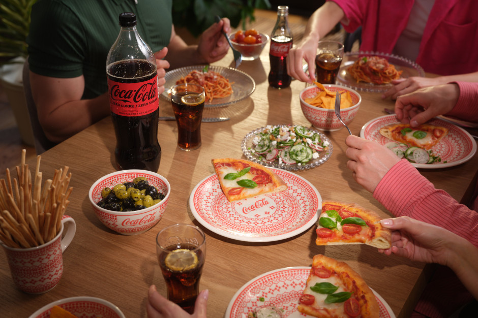Coca-Cola stworzyła kolekcję z ZC "Bolesławiec". "Wspólny posiłek to ...